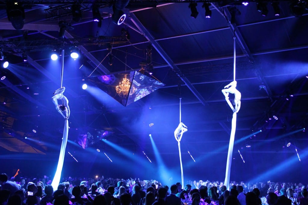 Tissu aérien cirque | Spectacle aérien acrobatique sur la Côte d'Azur