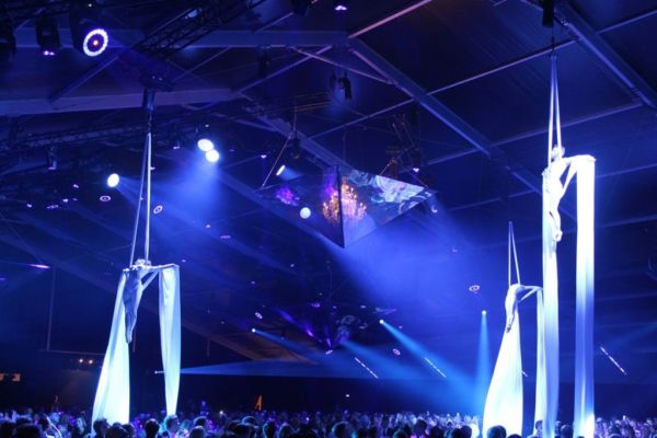 Tissu aérien cirque | Spectacle aérien acrobatique sur la Côte d'Azur