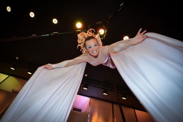 Tissu aérien cirque | Spectacle aérien acrobatique sur la Côte d'Azur