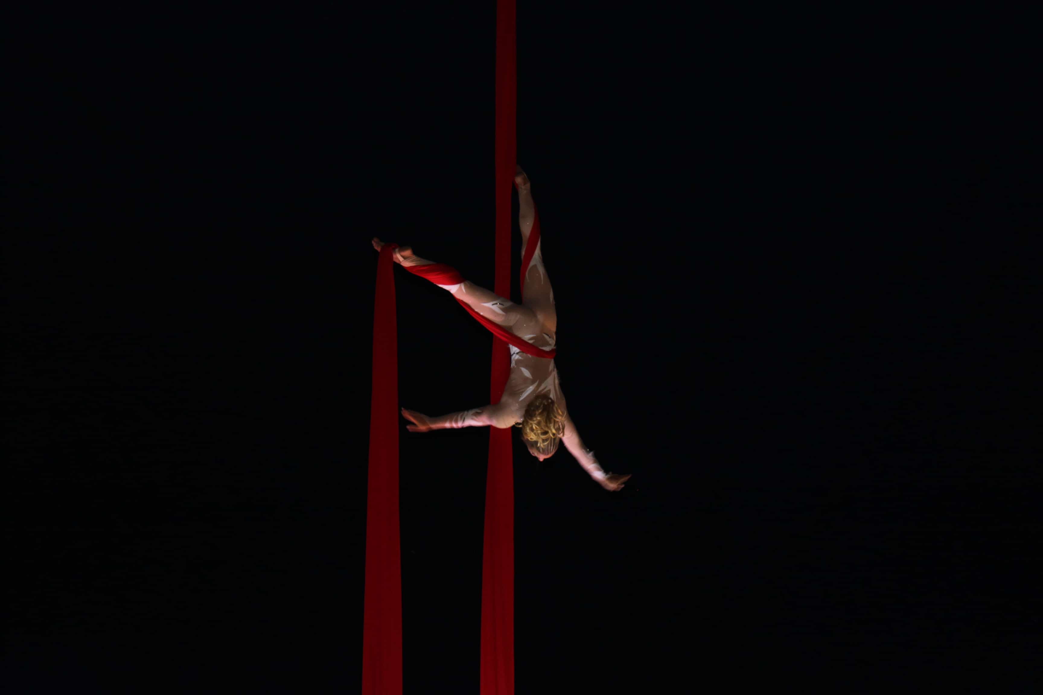 Tissu aérien cirque | Spectacle aérien acrobatique sur la Côte d'Azur