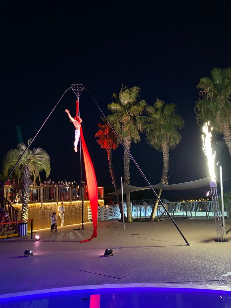 Tissu aérien cirque | Spectacle aérien acrobatique sur la Côte d'Azur